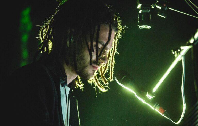 Le musicicien FKJ dévoile son album live 22_23 Live Sessions